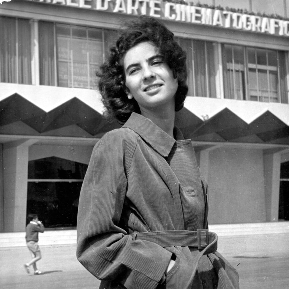 Ένας περίπατος στον όμορφο κόσμο της Άλκης Ζέη στο Μουσείο Μπενάκη | Alithia.gr