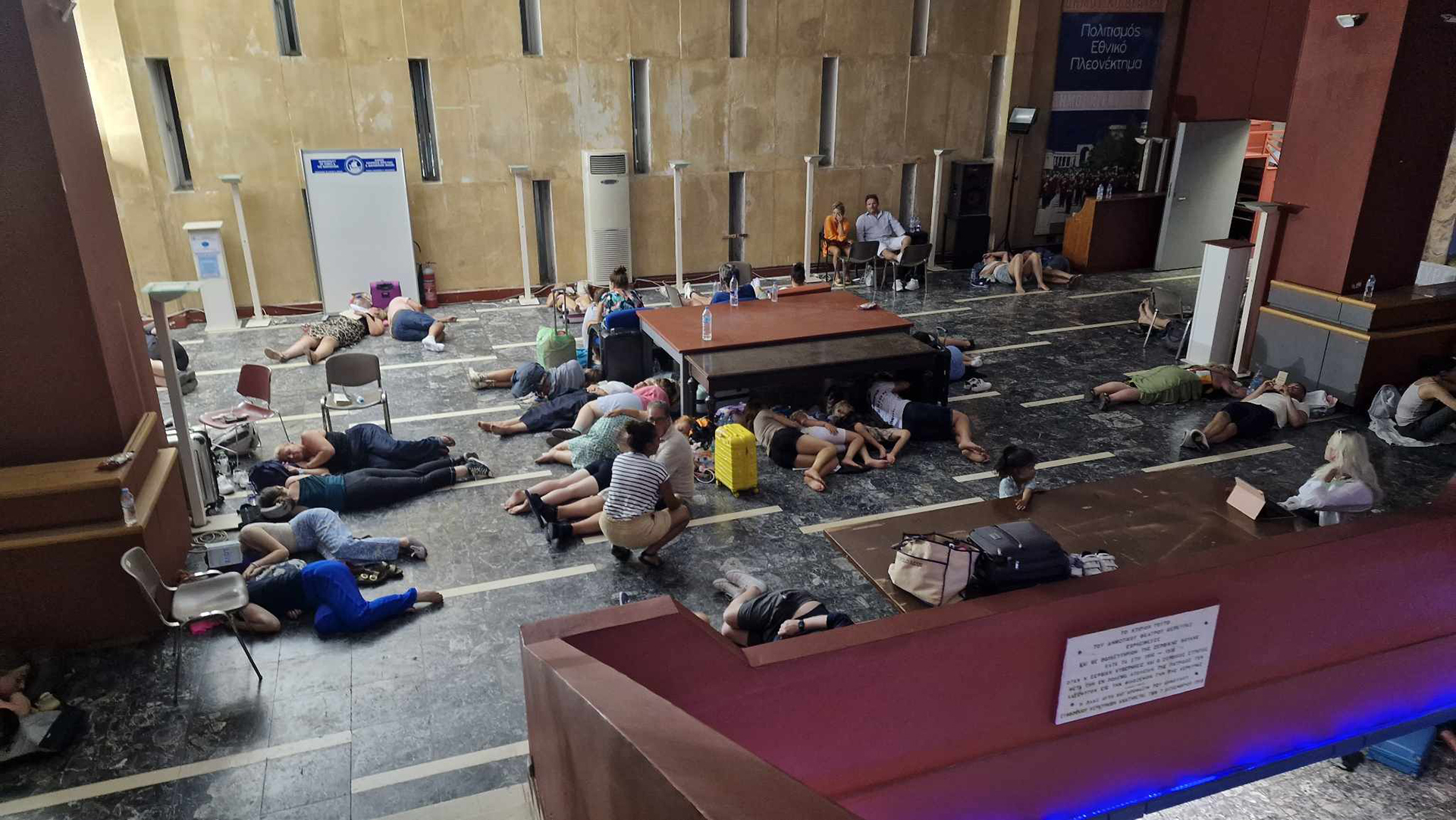 Κέρκυρα: Επι ποδός ολόκληρο το νησί για τη μεταμεσονύχτια εκκένωση 2.500 τουριστών | Alithia.gr ...