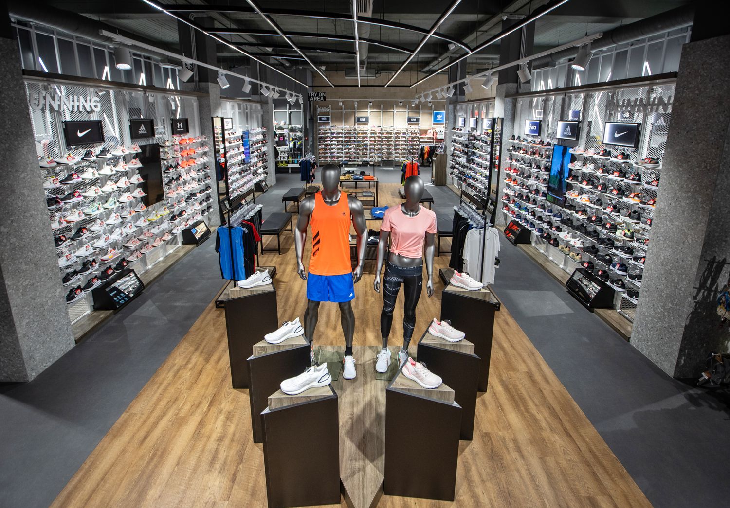 Ήρθαν τα Cosmos Sport στη Χίο με ένα μοναδικό κατάστημα! | Alithia.gr ...