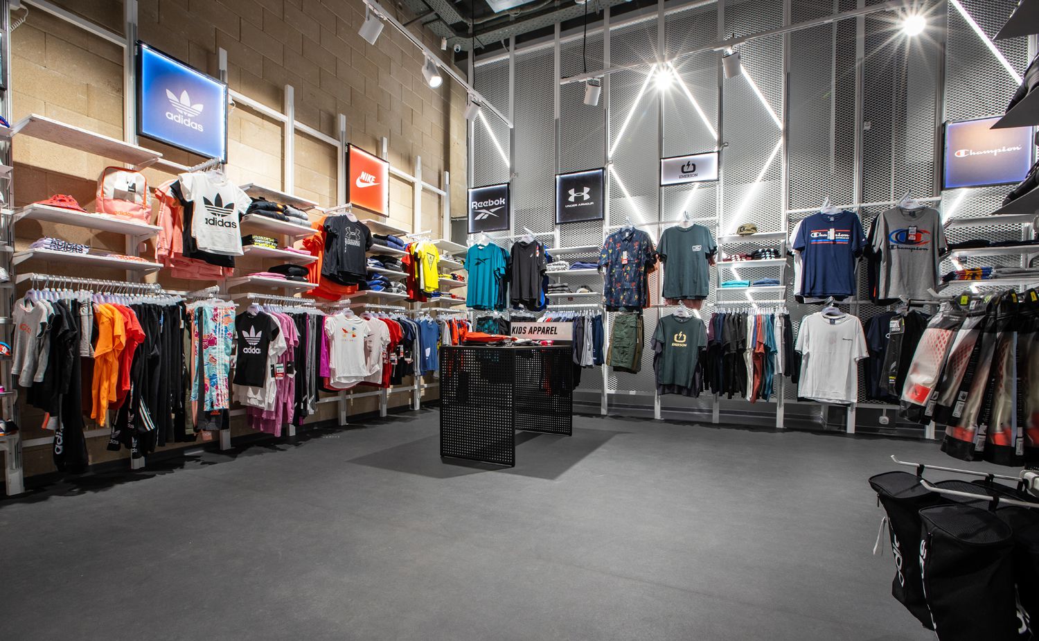 Ήρθαν τα Cosmos Sport στη Χίο με ένα μοναδικό κατάστημα! | Alithia.gr ...