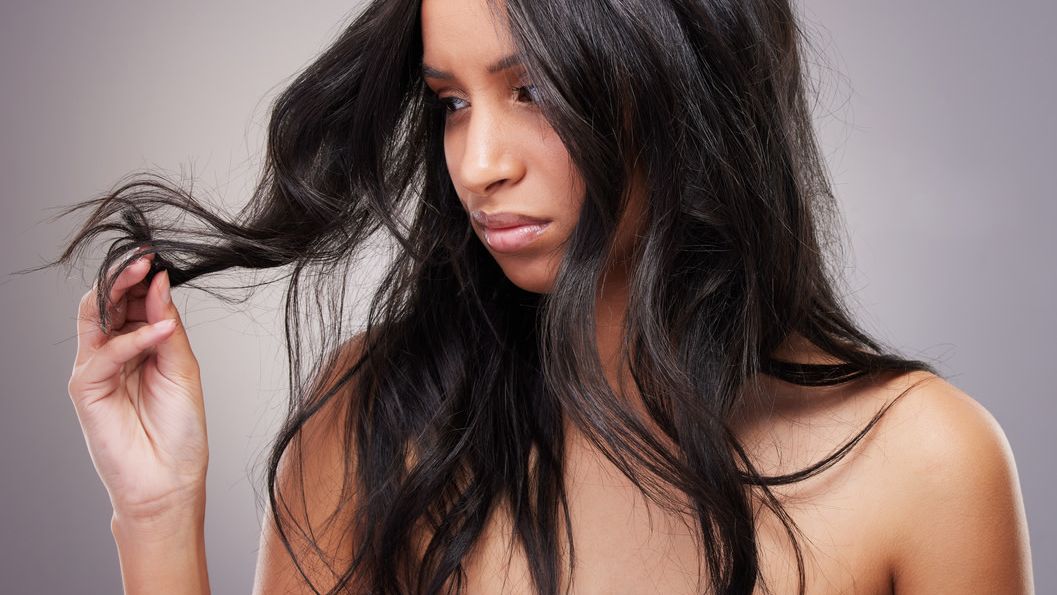 3 λόγοι που έχεις λιπαρά μαλλιά | Alithia.gr