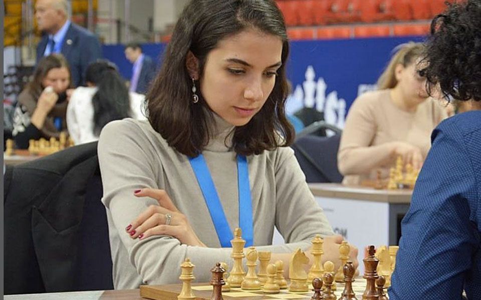 Σάρα Καντέμ: Η ιστορία της αυτοεξόριστης Ιρανής σκακίστριας | Alithia.gr